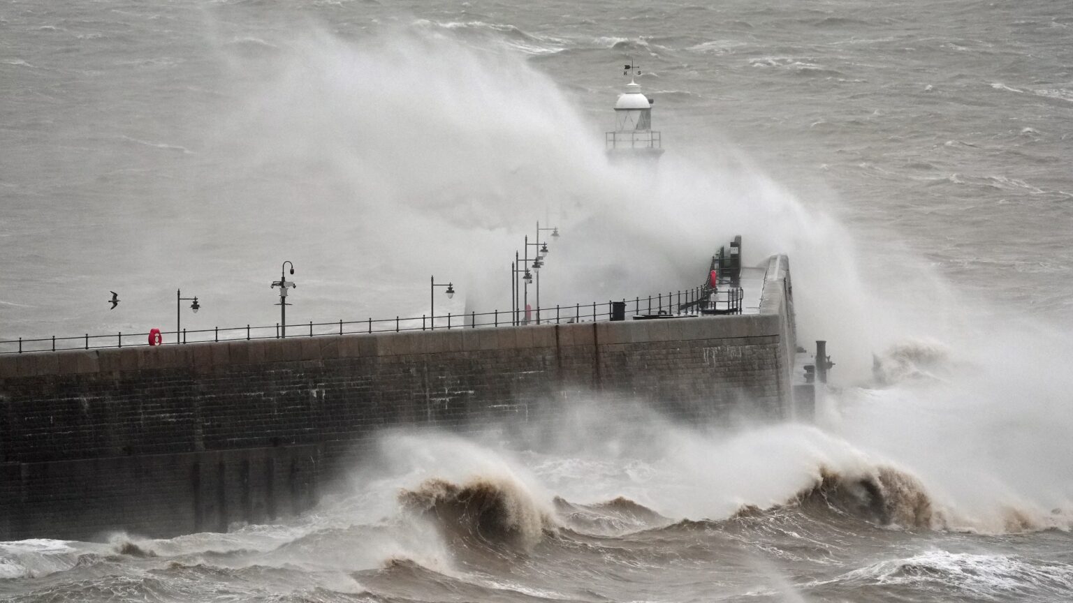 Storm éOwyn Devastates Northern Ireland: 100,000 Homes Still Powerless