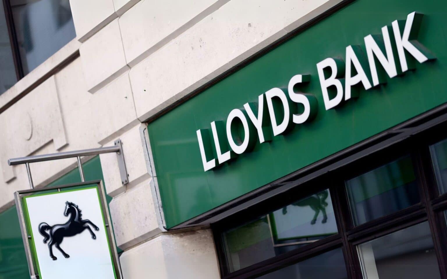 Lloyds Banking Group to Close 136 High Street Branches by 2026